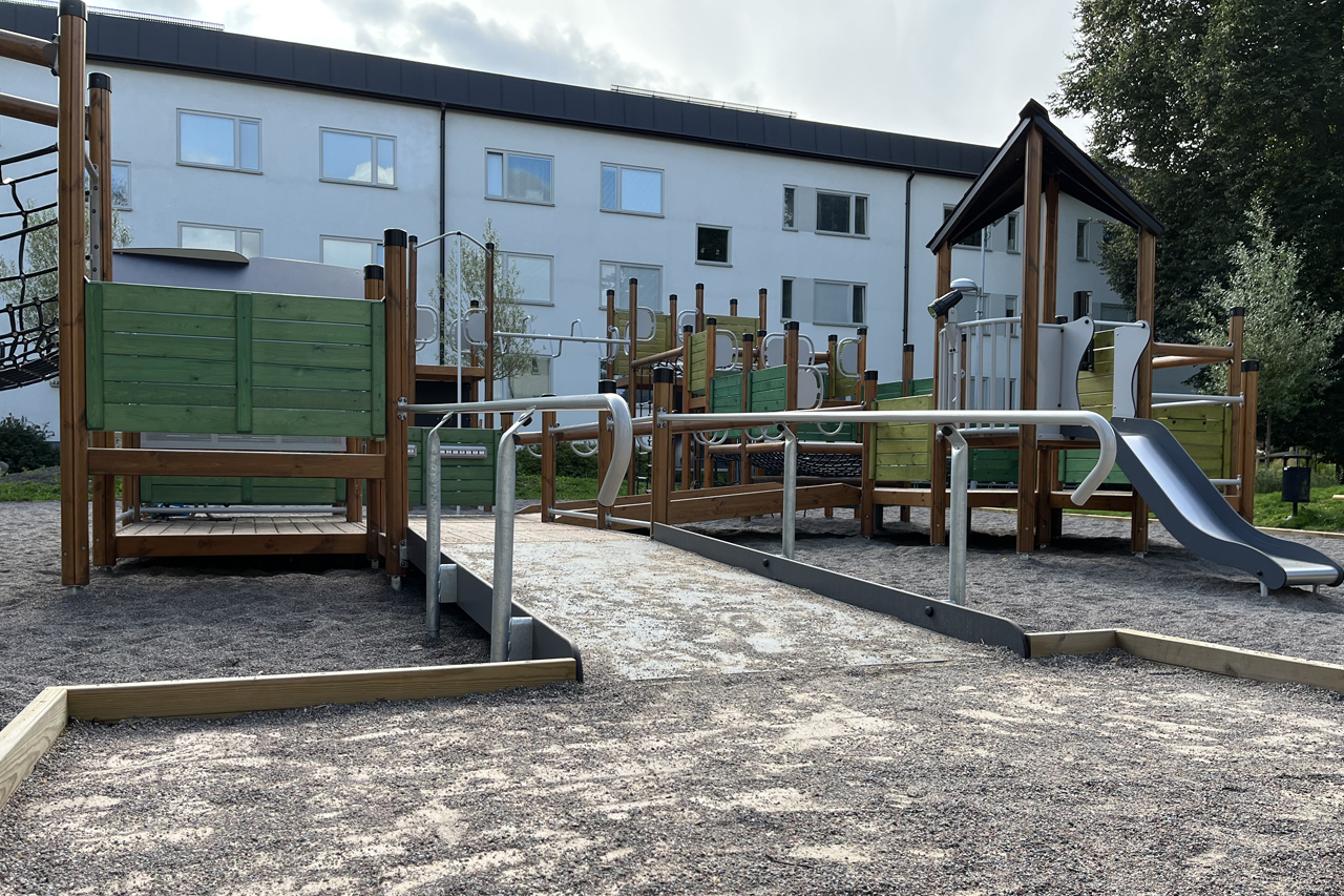 Tillgänglighetsanpassad lekplats i Sigma - AB Väsbyhem