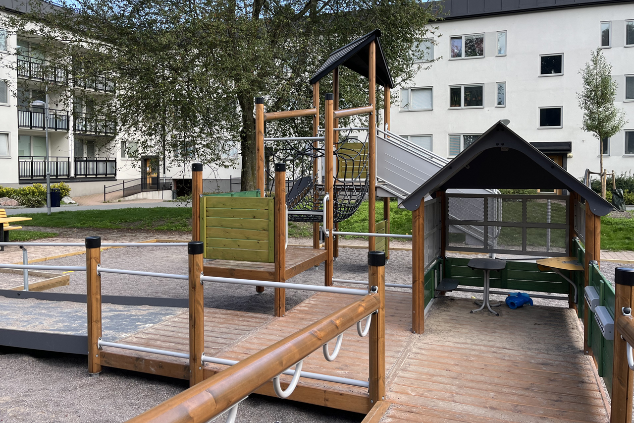 Tillgänglighetsanpassad lekplats i Sigma - AB Väsbyhem